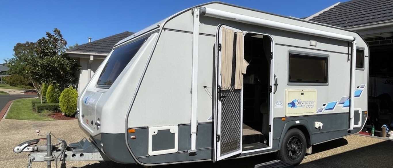 Jurgens Skygazer J2201 Review: Caravan Dimensions & Features | Driva